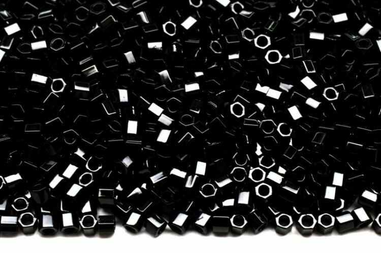 Бисер японский MIYUKI Delica Cut (шестиугольный) 15/0 DBSC-0010 черный, непрозрачный, 5 грамм