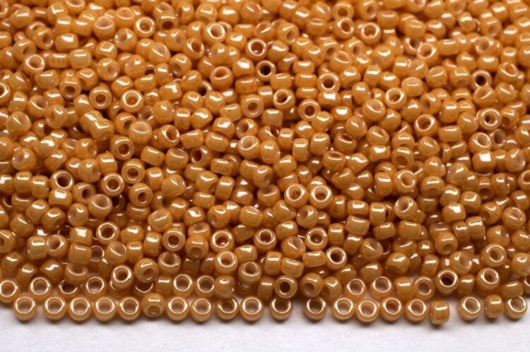Бисер японский TOHO круглый 15/0 #0123D темно-бежевый, глянцевый непрозрачный, 10 грамм