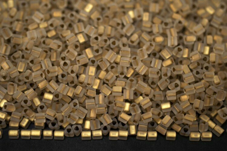 Бисер японский TOHO Triangle треугольный 11/0 #0989F хрусталь матовый, золотая линия внутри, 5 грамм