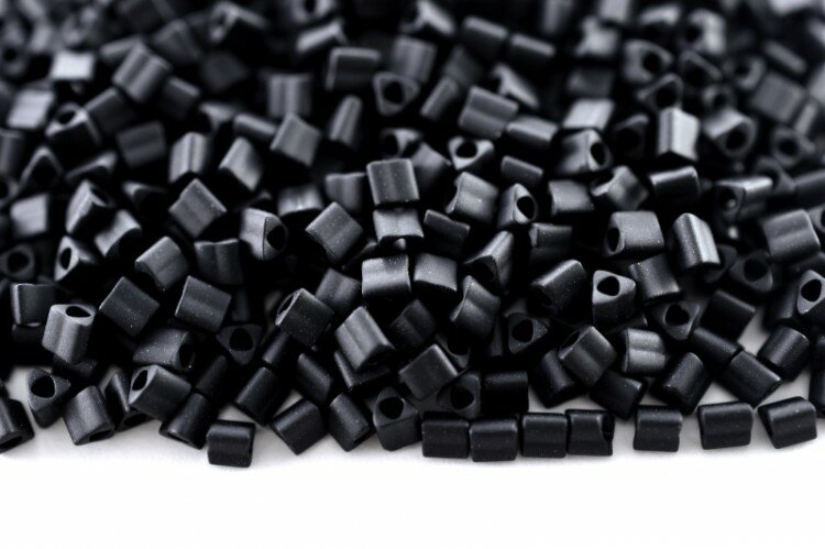 Бисер японский TOHO Triangle треугольный 11/0 #0049F черный, матовый непрозрачный, 5 грамм