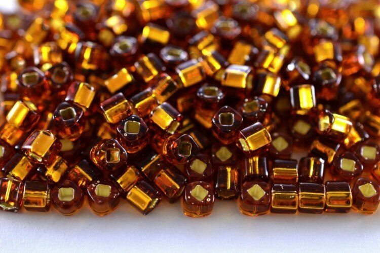 Бисер японский TOHO Cube кубический 3мм #0034 дымчатый топаз, серебряная линия внутри, 5 грамм