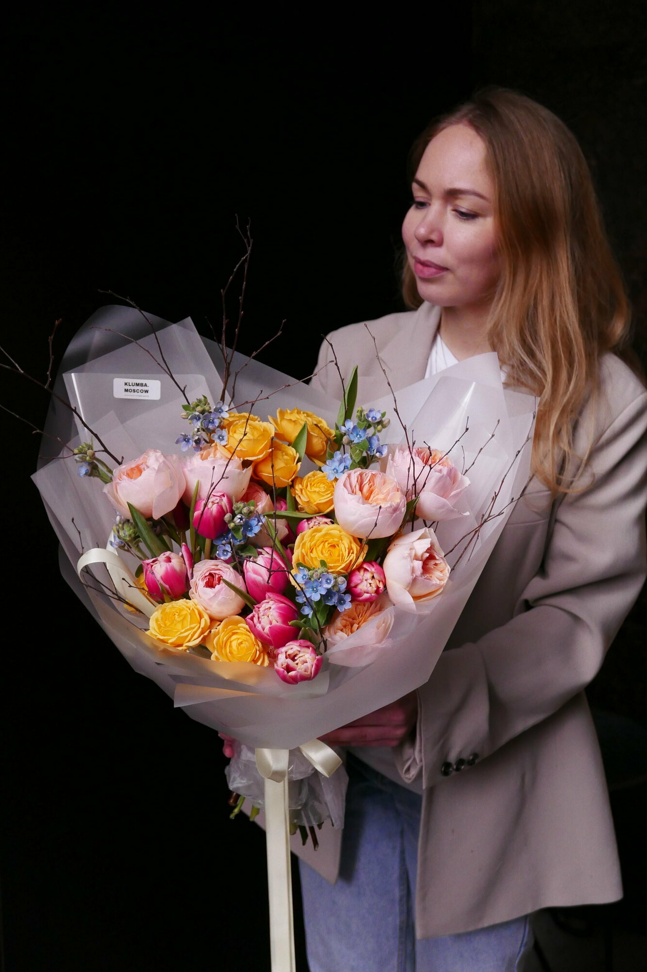 Яркий весенний букет размер L от студии цветов клумба. москва