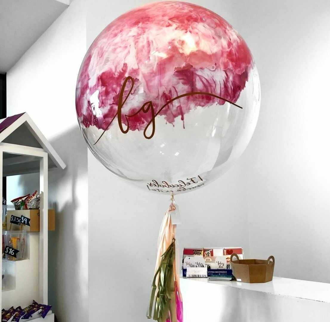 Прозрачный шар с рисунком краской в розово-белой палитре