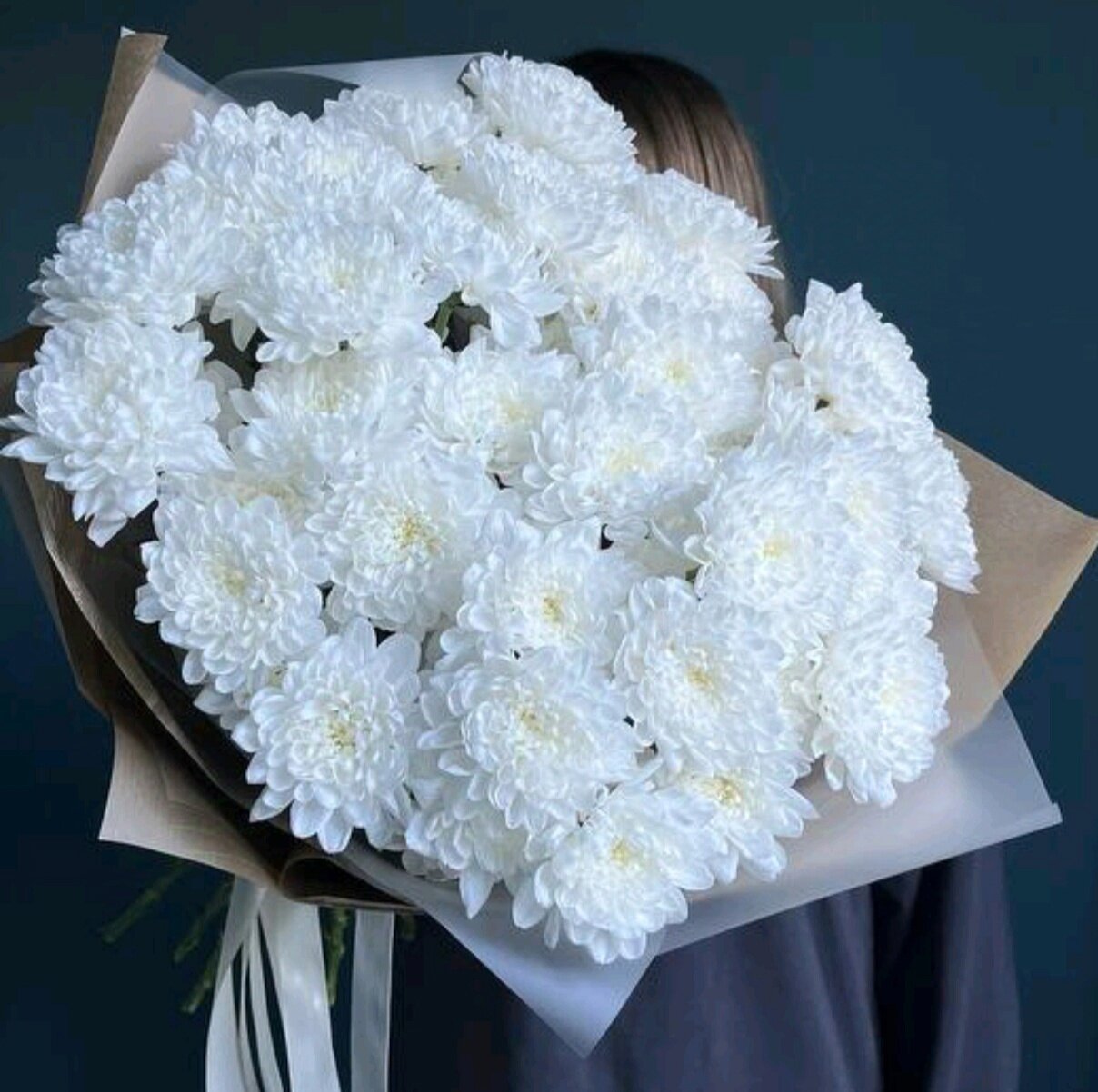 Монобукет "Алтай", пышные хризантемы, в эко-упаковк