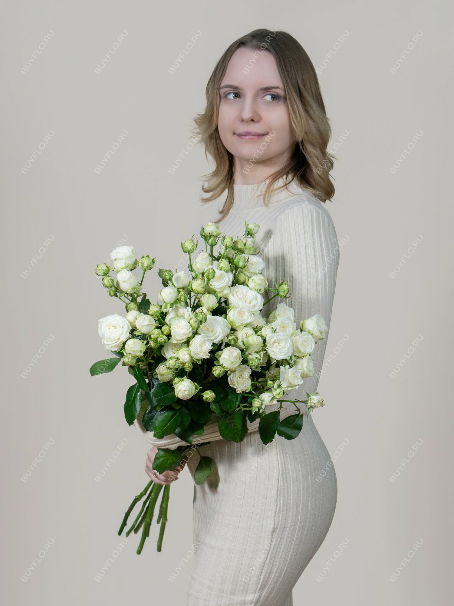 Букет из 7 белых кустовых роз Бомбастик