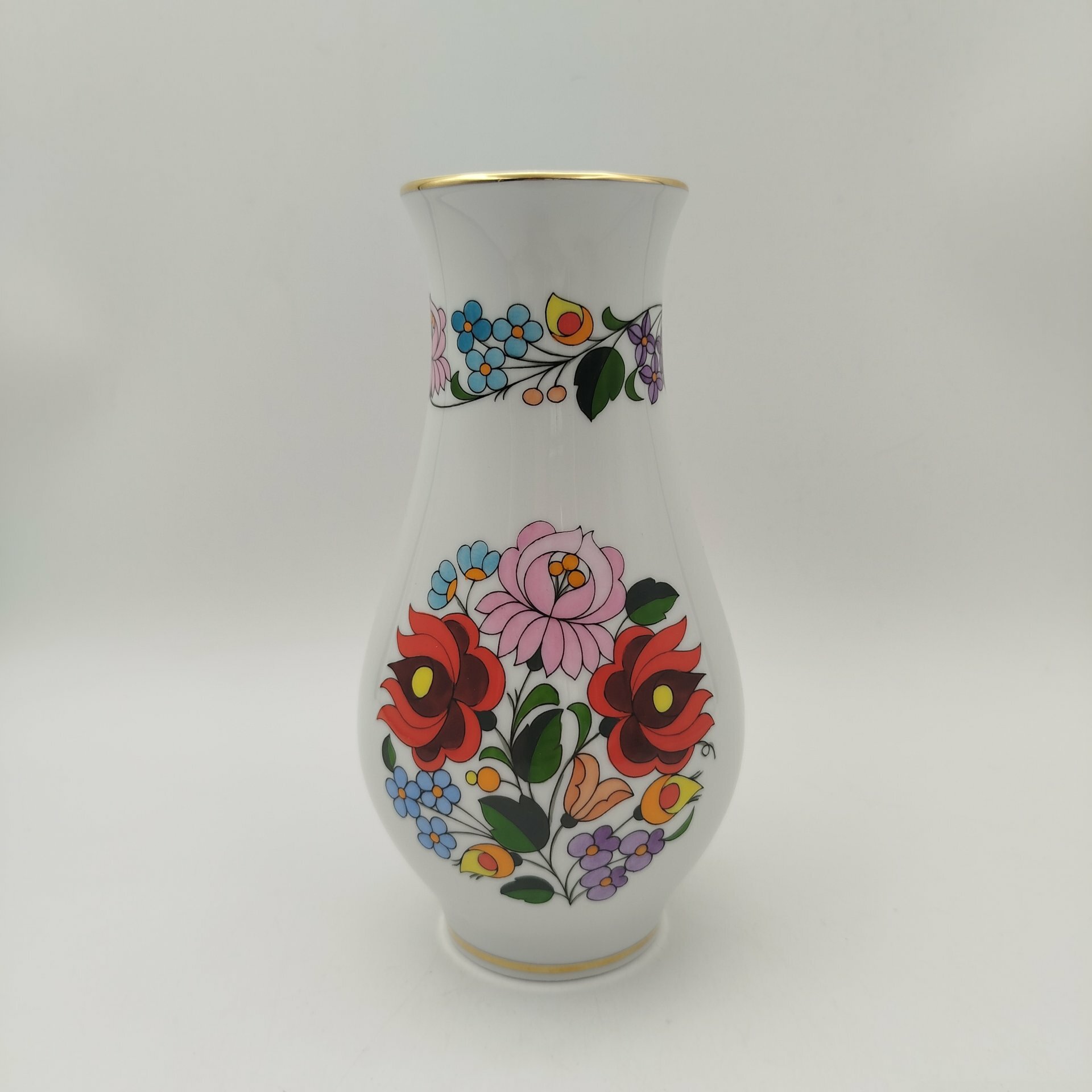 Ваза, украшенная цветочным декором, фарфор, роспись, золочение, Kalocsa, СССР, 1960-1990 гг.