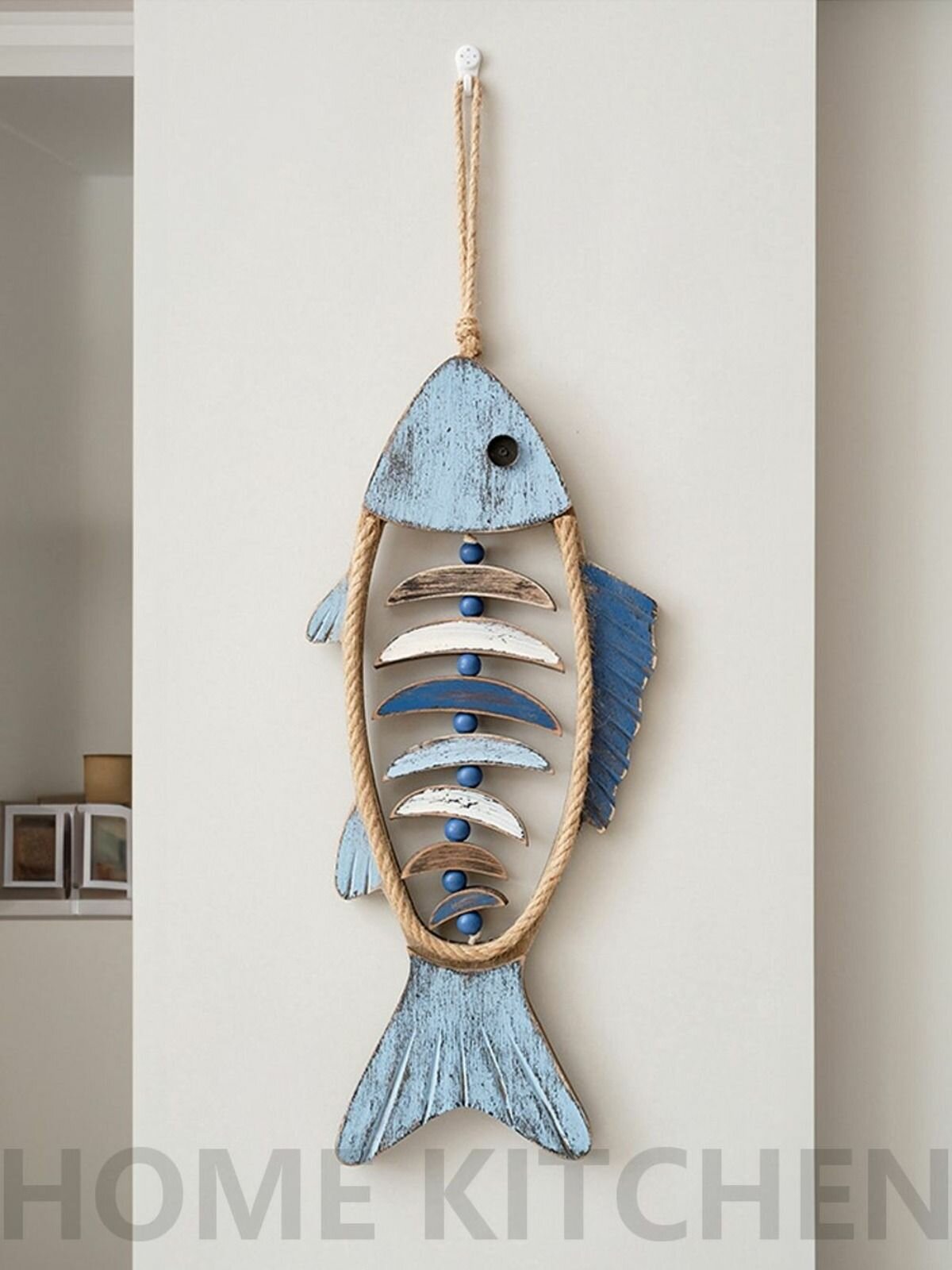 Декор стен в виде старинных деревянных рыбок в Средиземноморской пляжной тематике