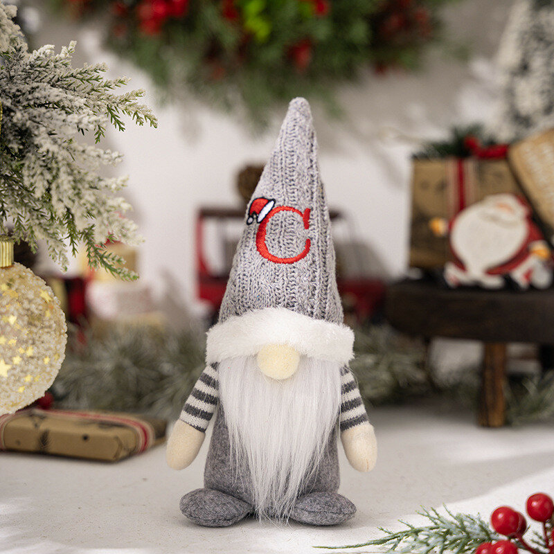 Игровой рождественский гном с мягким текстильным телом и яркой вязаной шапкой для праздников