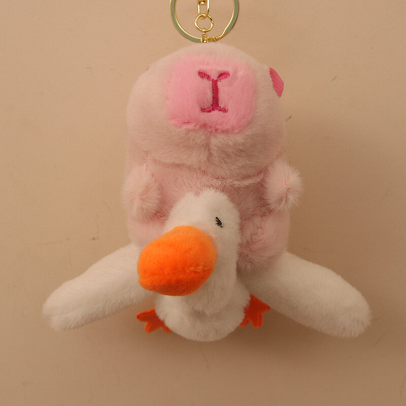 Плюшевая игрушка Capitoram с веревочкой для запуска, изображающая щенка, капибару и гуся. Также может использоваться как брелок для сумки.