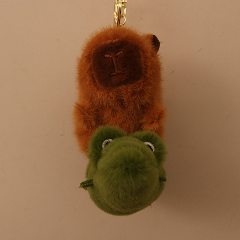 Плюшевая игрушка Capitoram с веревочкой для запуска, изображающая щенка, капибару и гуся. Также может использоваться как брелок для сумки.