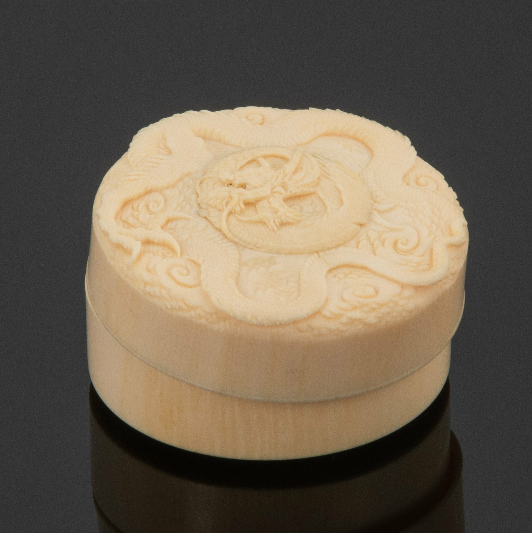 Шкатулка круглой формы "Дракон", кость, бисер, резьба, Китай, 1940-1970 гг.