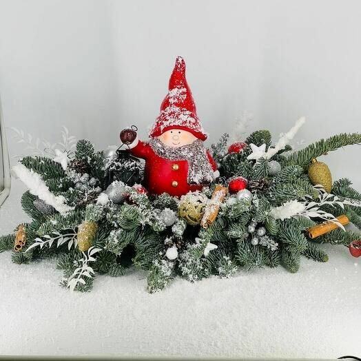Новогоднее украшение интерьера из живой ели нобилис с сувениром "Гном с фонариком"