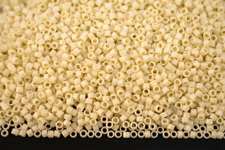 Бисер японский TOHO Treasure цилиндрический 11/0 #0051 светло-бежевый, непрозрачный, 5 грамм