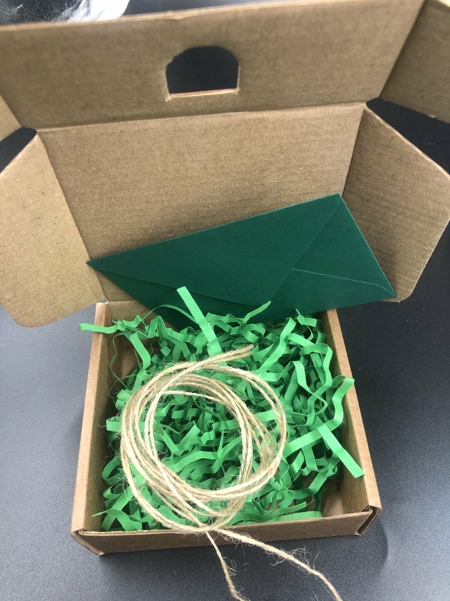 Подарочная коробочка Драйв Директ 14х10х4,5 см "Зеленый хвойный" с наполнителем, подарочным конвертом и открыткой