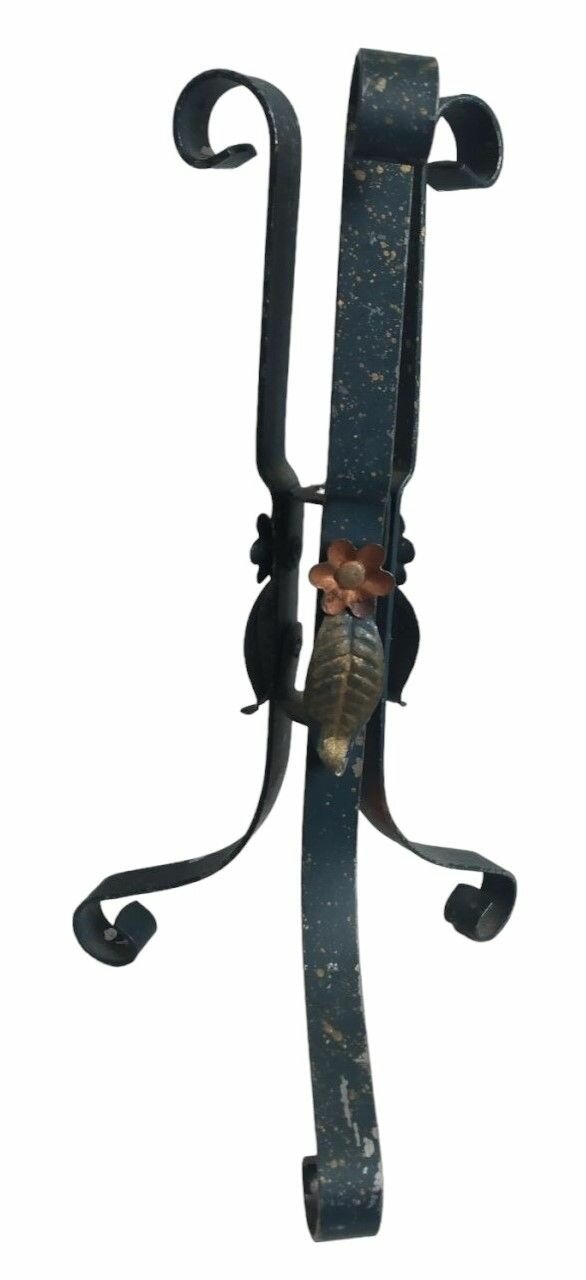 Антикварный металлический подсвечник