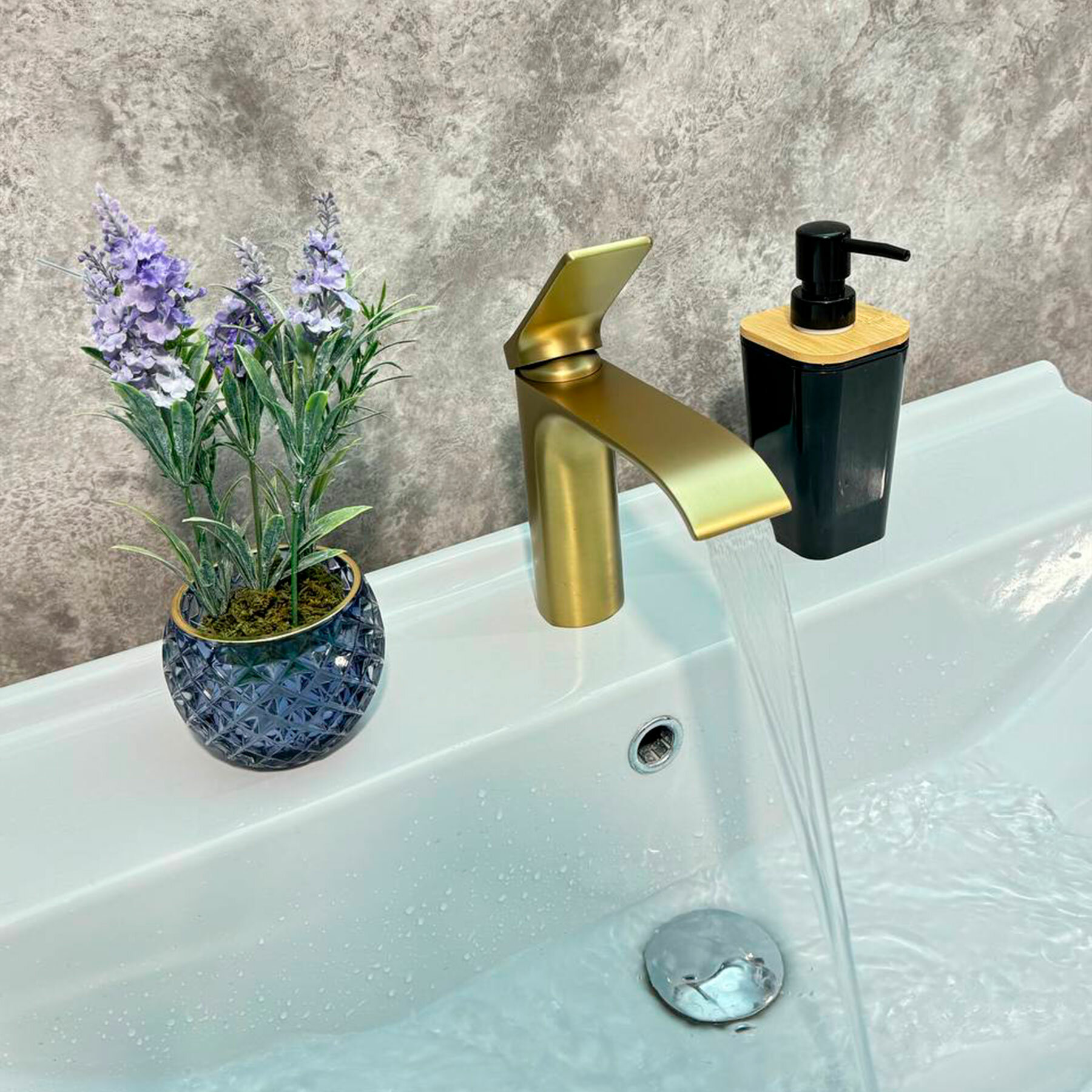 Смеситель для раковины и умывальника из латуни V343511-S цвет матовое золото от бренда Vieir