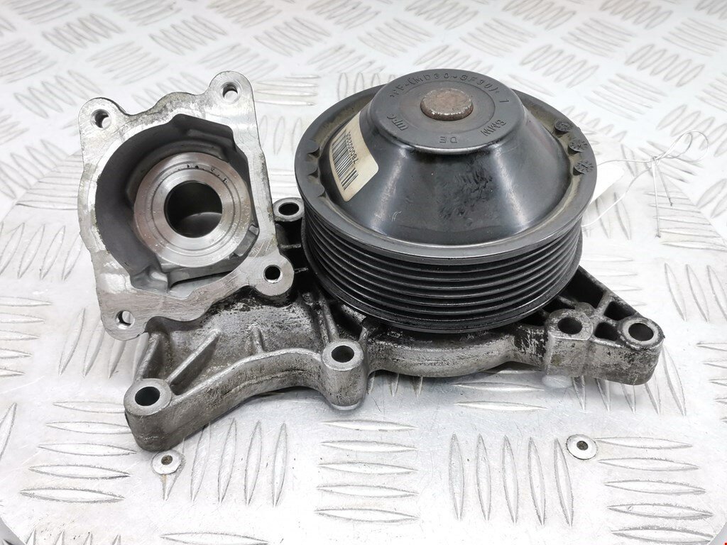 Насос водяной (помпа) BMW X5 (E70) арт. 1982234