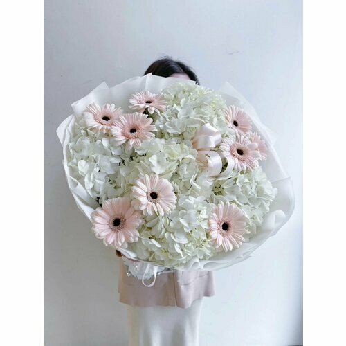 Букет гербера & гортензия "Creamy" 17 цветков, 55 см от FlowersGo