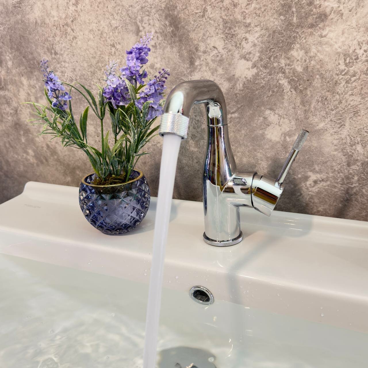 Смеситель для раковины и умывальника из латуни Vieir V403514 хром