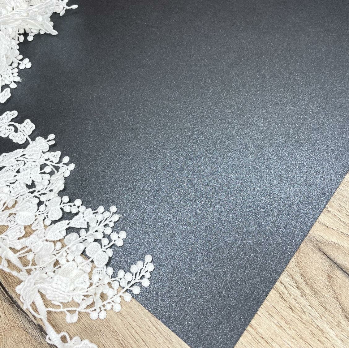Дизайнерская бумага с перламутровым покрытием, цвет угольный, плотность 300 гр, размер 35*50 см