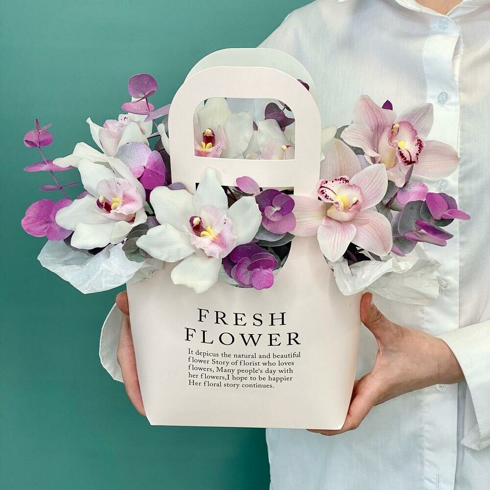 Композиция в коробке "Магнолия", орхидеи Цимбидиум с эвкалиптом