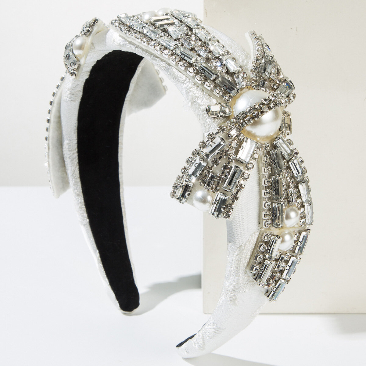 Повязка на голову, вышитая, с бантом, с бриллиантами и жемчугом