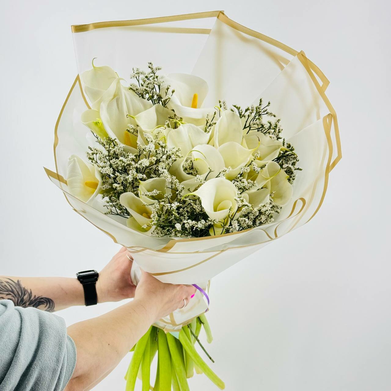 Букет цветов белые каллы с веточками лимониума