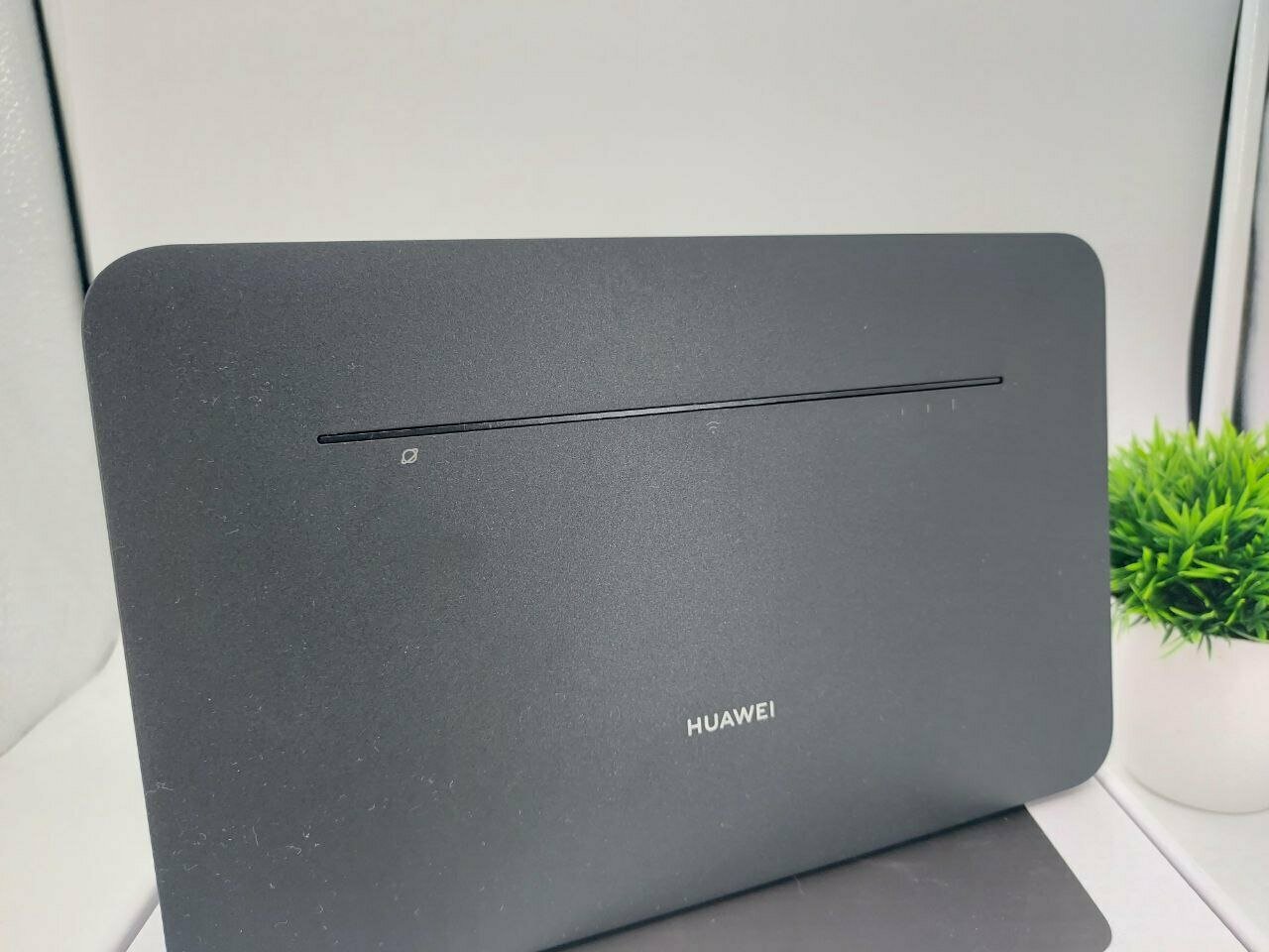 Wi-Fi роутер Huawei B535-232a LTE, 2.4/5 ГГц, с Wi-Fi до 1167 Мбит/с, со слотом для SIM-карты