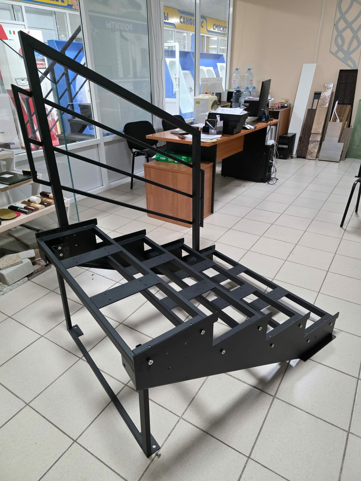 Лестница-крыльцо 4 ступени, без ДПК, перила с одной стороны. Ширина 1.3 м, Высота 60 см.