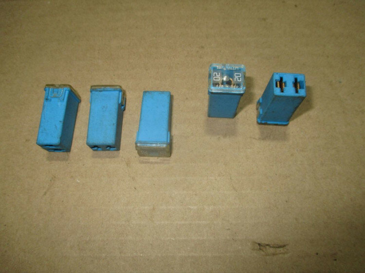 Предохранитель 20 Aм 1238302, 13133859 Опель Астра H голубой