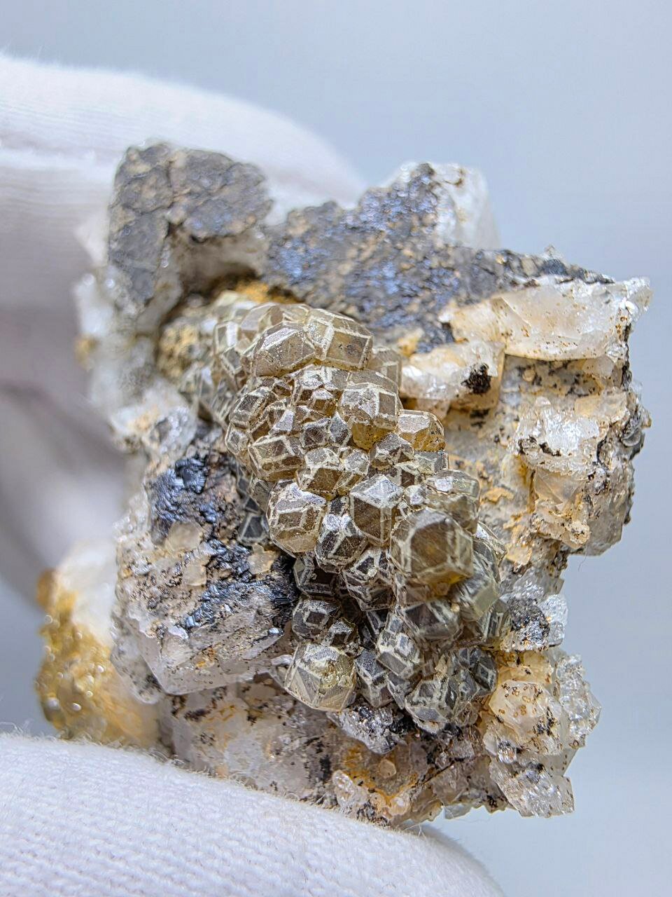 Гранат андрадит с кварцем 53 мм, 76 г.