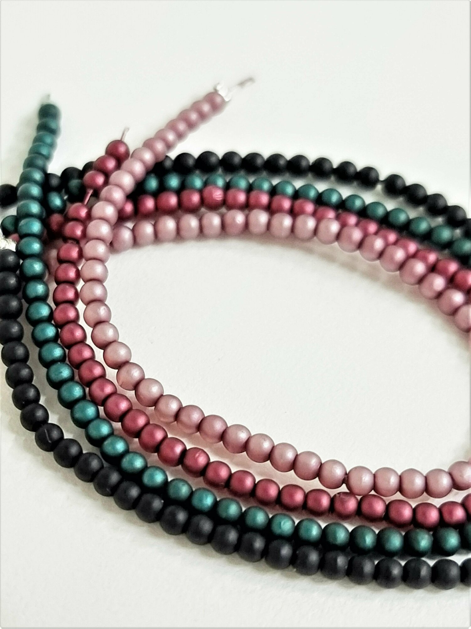 Жемчуг керамический. 2мм. 4 шт. по16см. Темные цвета.