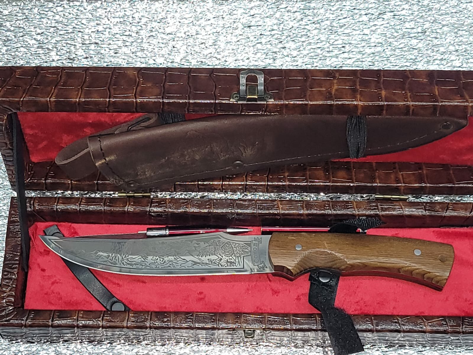 Нож туристический Сокол , разделочный в чехле ножнах и подарочный кожаный футляр , ручка нож.