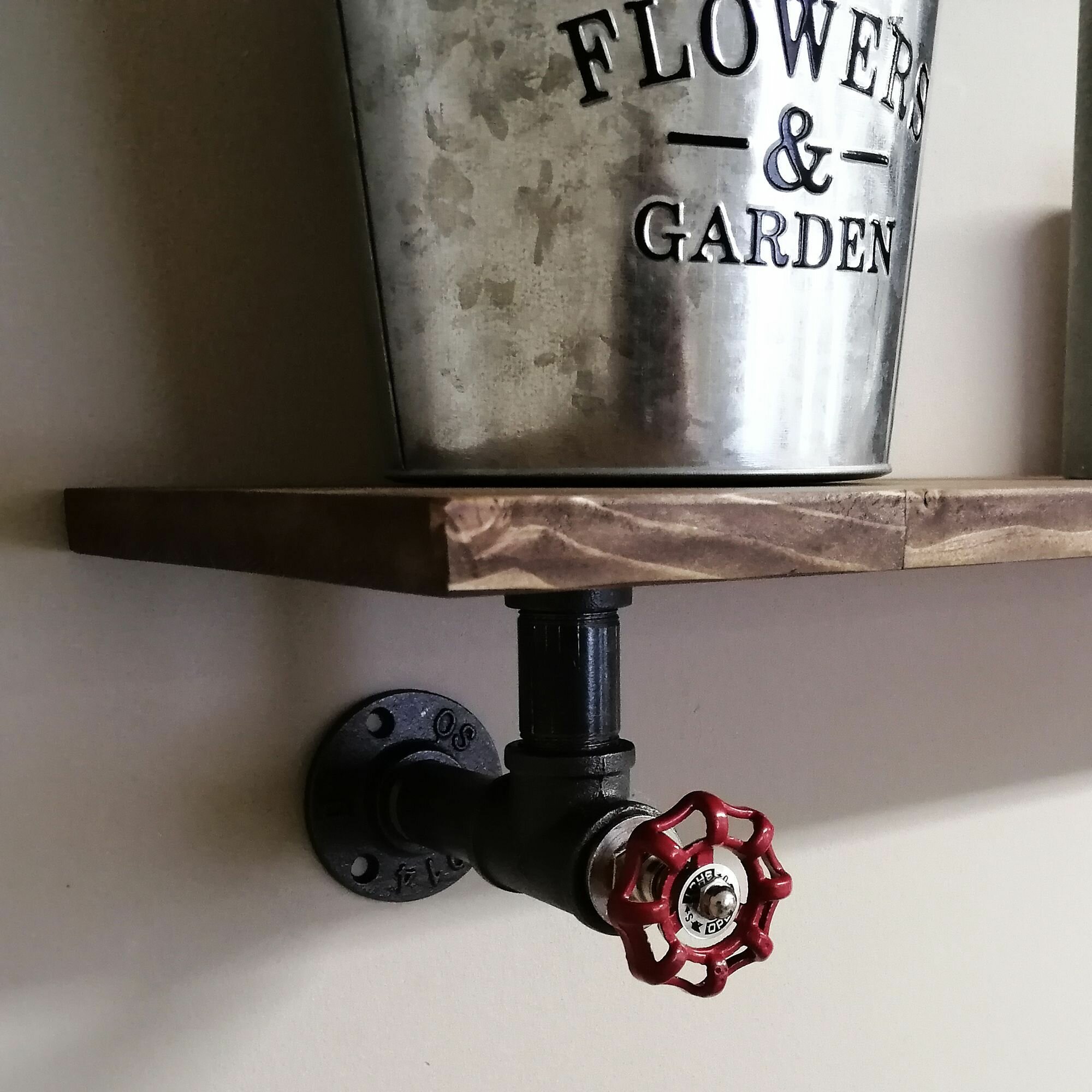 Кронштейн для настенных полок из стали и чугуна в стиле Лофт