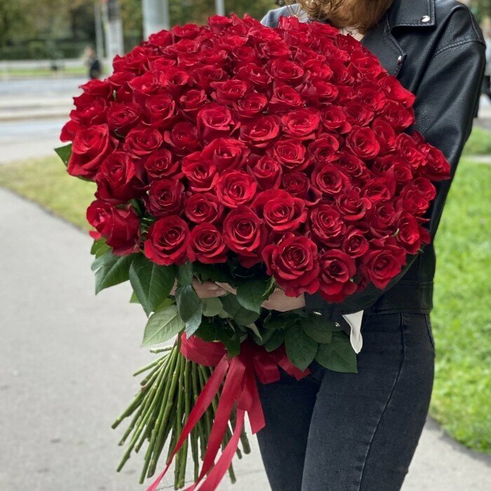 101 красная роза Эвер ред 70 см