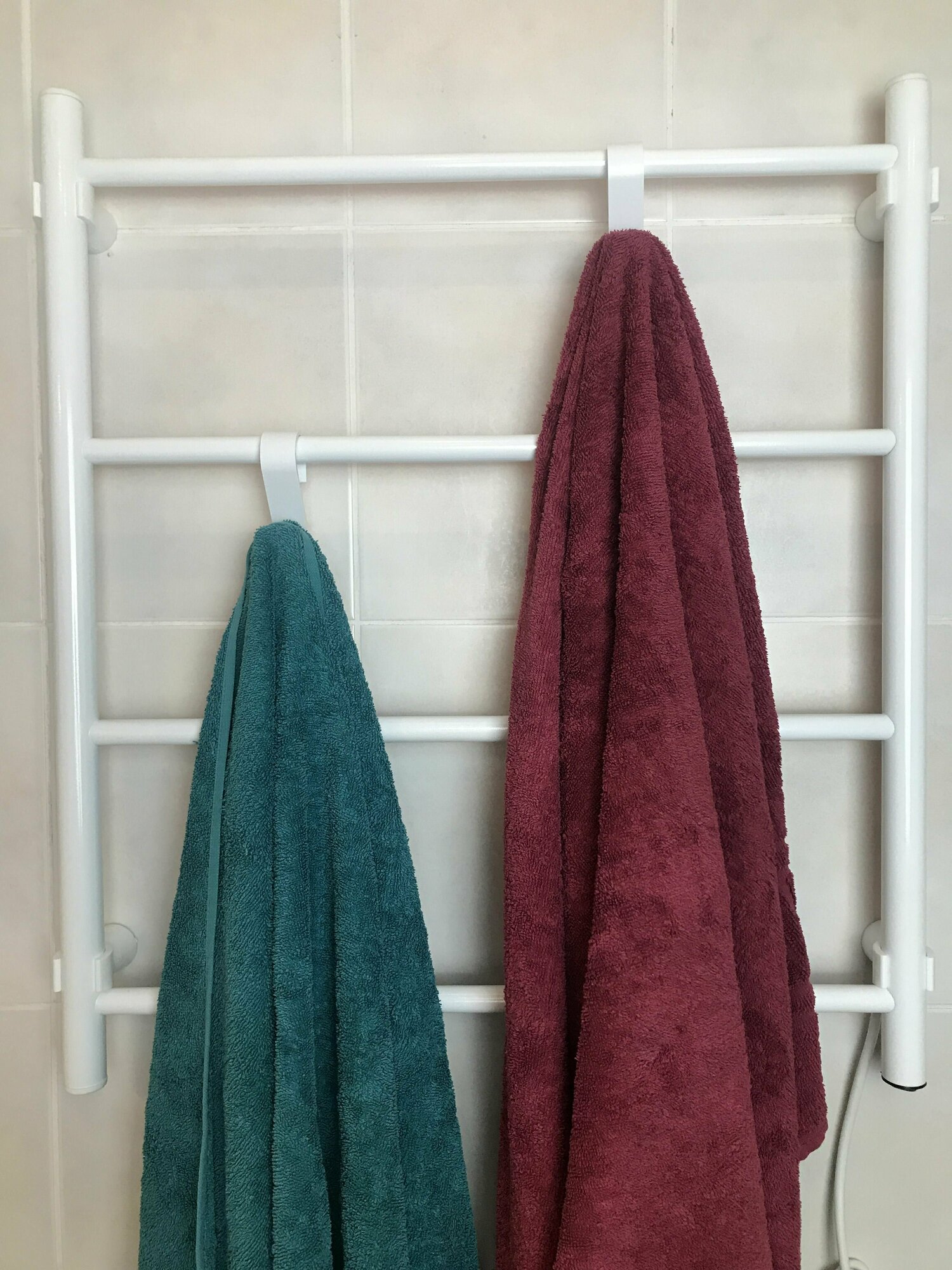 Полотенцесушитель электрический белый с крючками для полотенец 500*600 для ванной комнаты