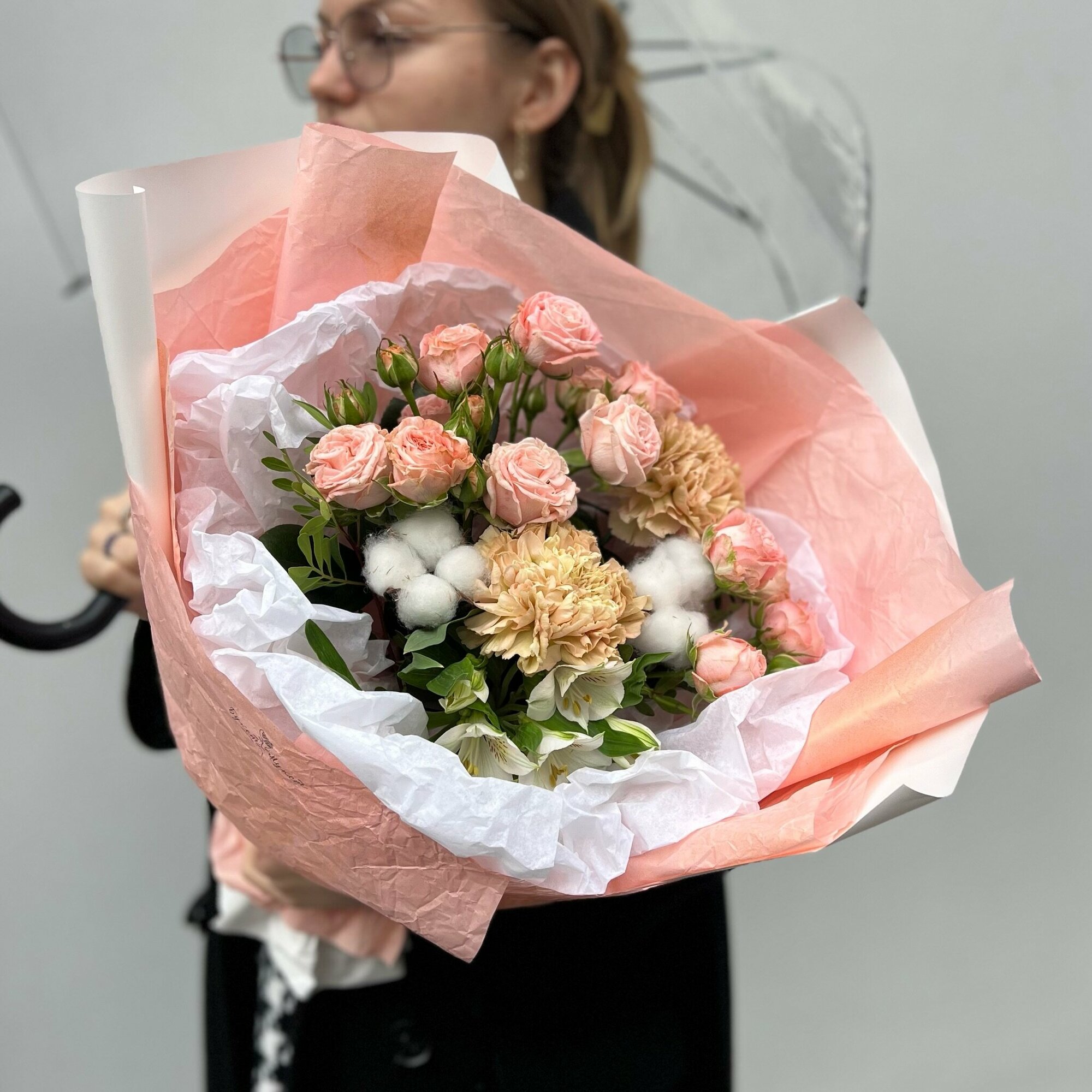 Букет цветов "Irish Cream" (кустовая роза, диантус, альстромерия) «Букет-Мукет»