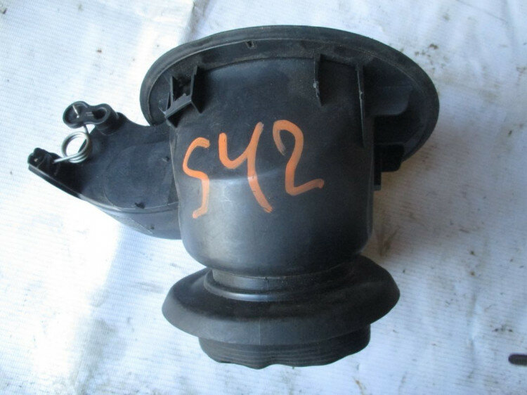 Горловина ниша лючка бензобака 1740943 BM51F27936DF Форд Фокус 3 Седан Универсал BM5Z5427936A