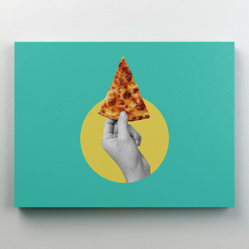 Интерьерная картина на холсте "Винтажный постер - кусочек пиццы в руке, для кухни, кафе и ресторанов" размер 60x45 см