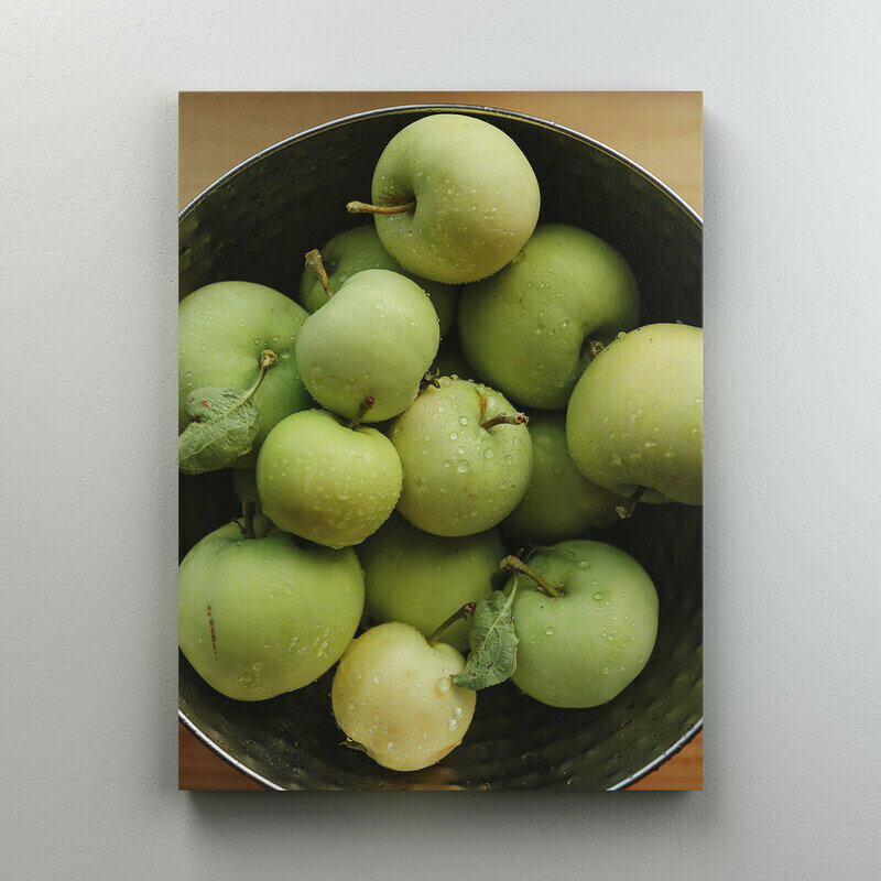 Интерьерная картина на холсте "Тарелка с зелеными яблоками" для кухни, кафе и ресторанов, размер 22x30 см