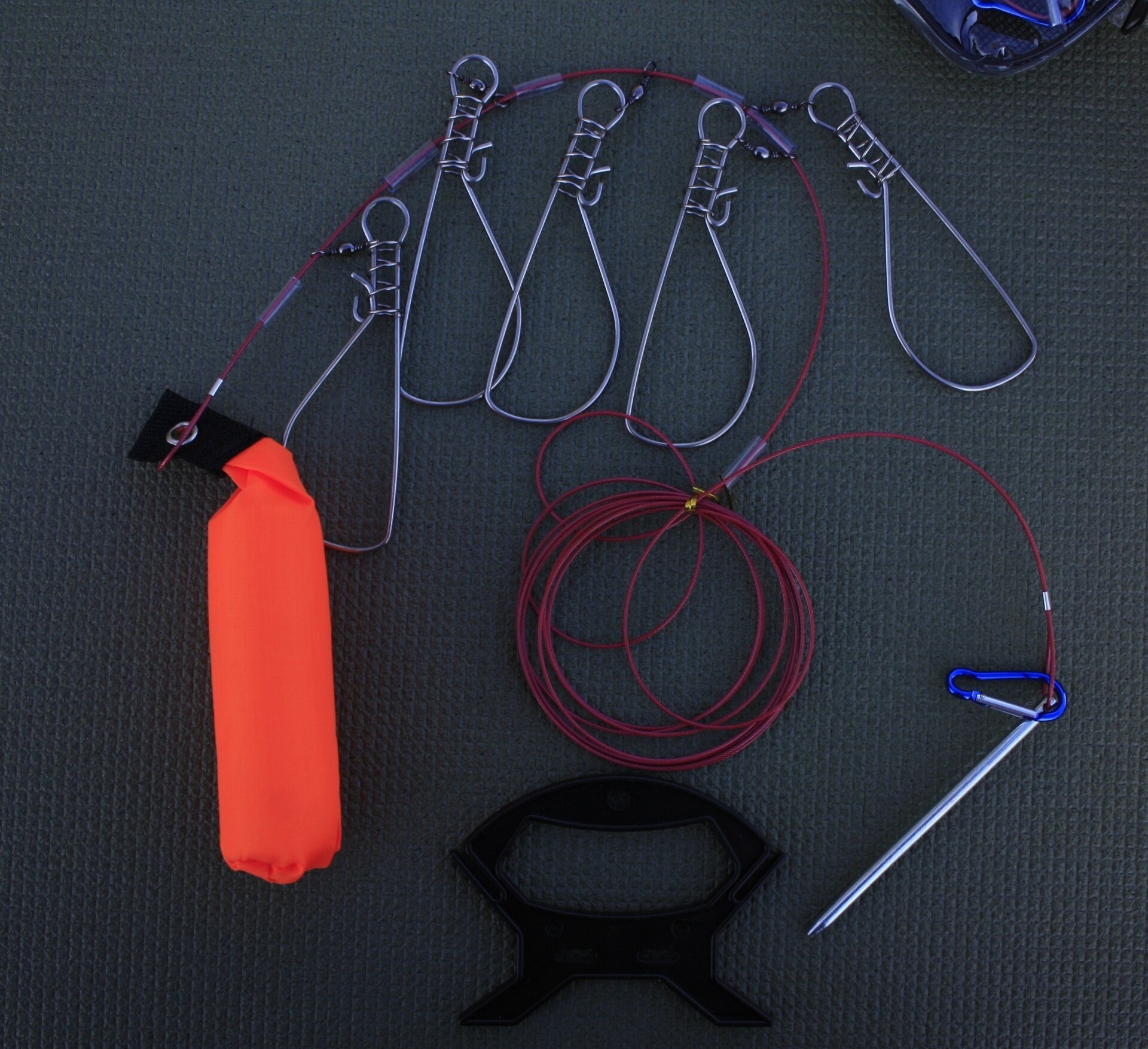 Кукан, 5 карабинов на тросе с поплавком и мотовилом