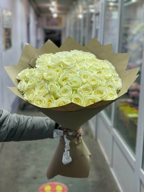 Букет Well Flowers "Большой", 75 белых роз, 50 см, круглый, XXL, букет свежих цветов