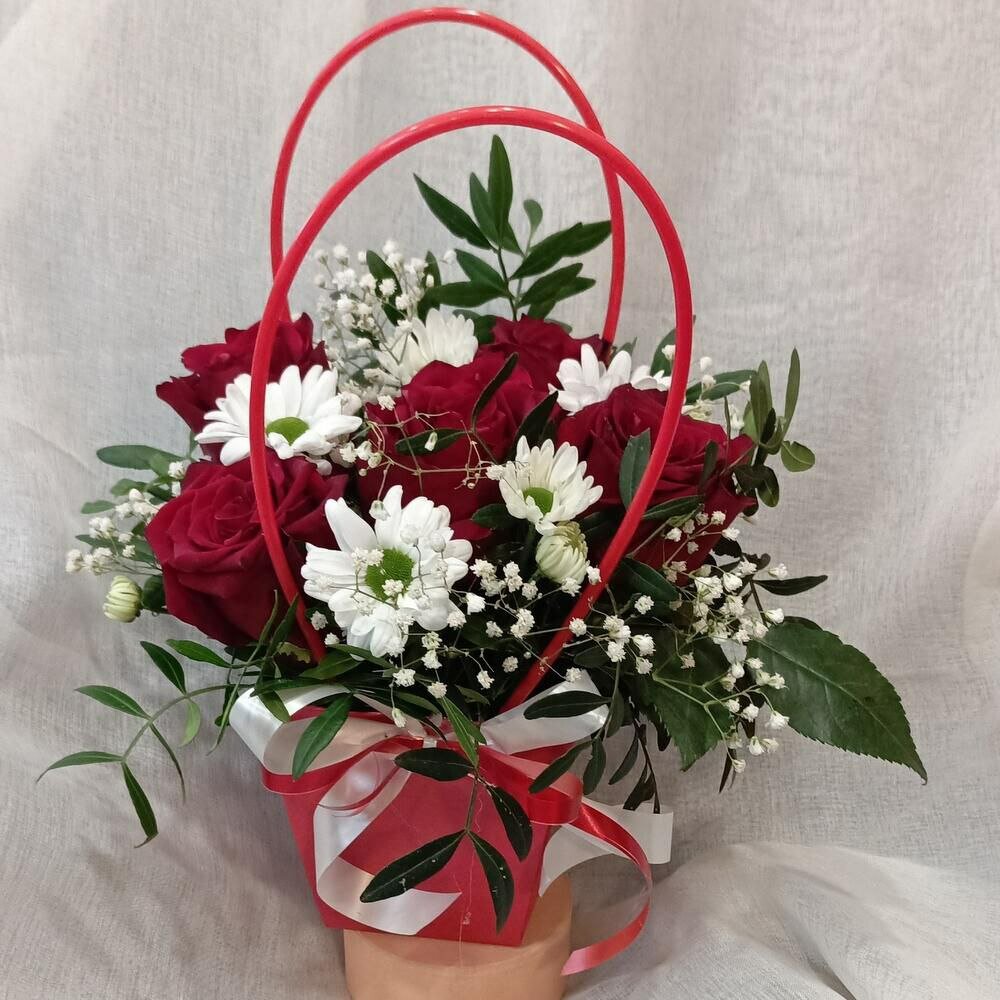 Композиция в сумочке "Красные розы и белые хризантемы", фетр