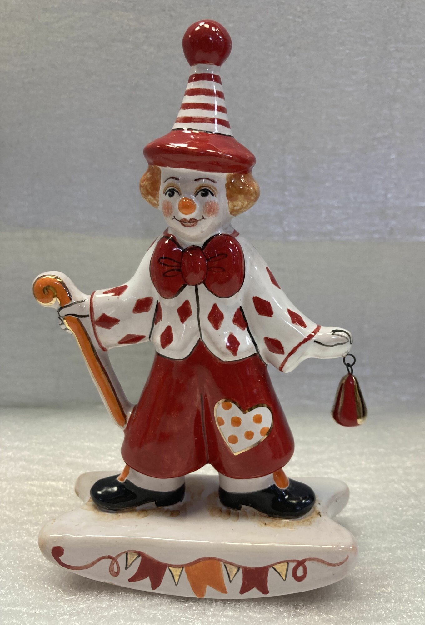 Арт-Салон на Октябрьской статуэтка "Клоун с бубенчиками", 17х10х5 см; майолика; мастерская майолики Павловой и Шепелева