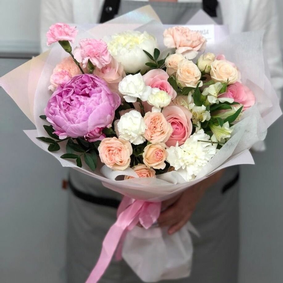 Нежный букет микс с пионами
