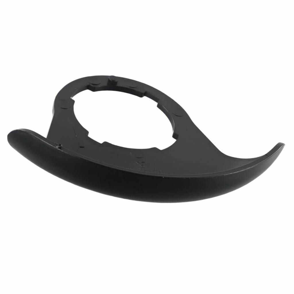 Небольшая бытовая газонокосилка с полукруглой черной защитной пластиной