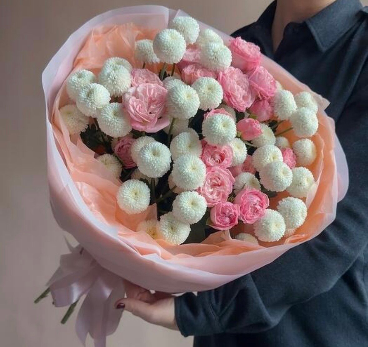 Букет хризантемы Ньютон и кустовые пионовидные розы Бомбастик