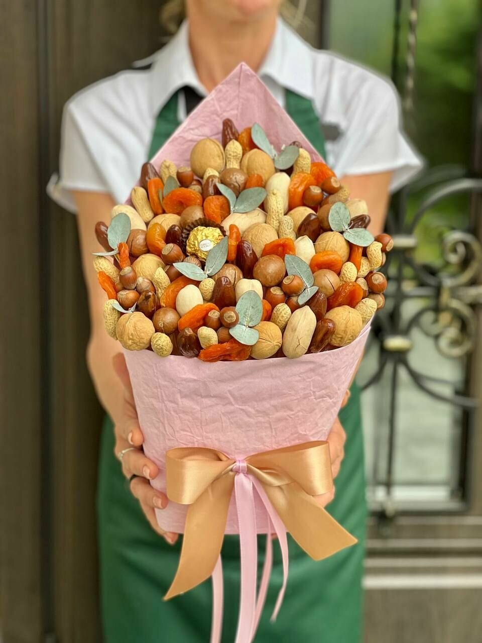Букет из орехов и сухофруктов в конверте. Съедобный подарок для девушки, женщины