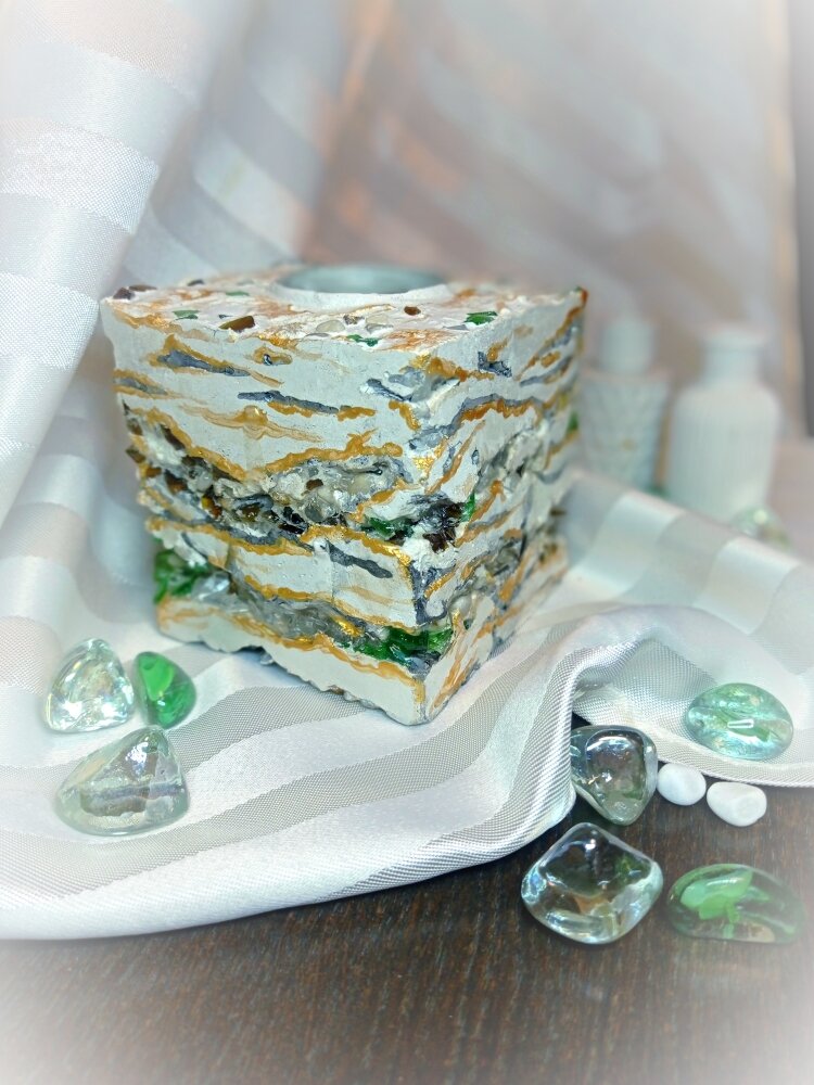 Подсвечник из бетона с камнем и стеклом