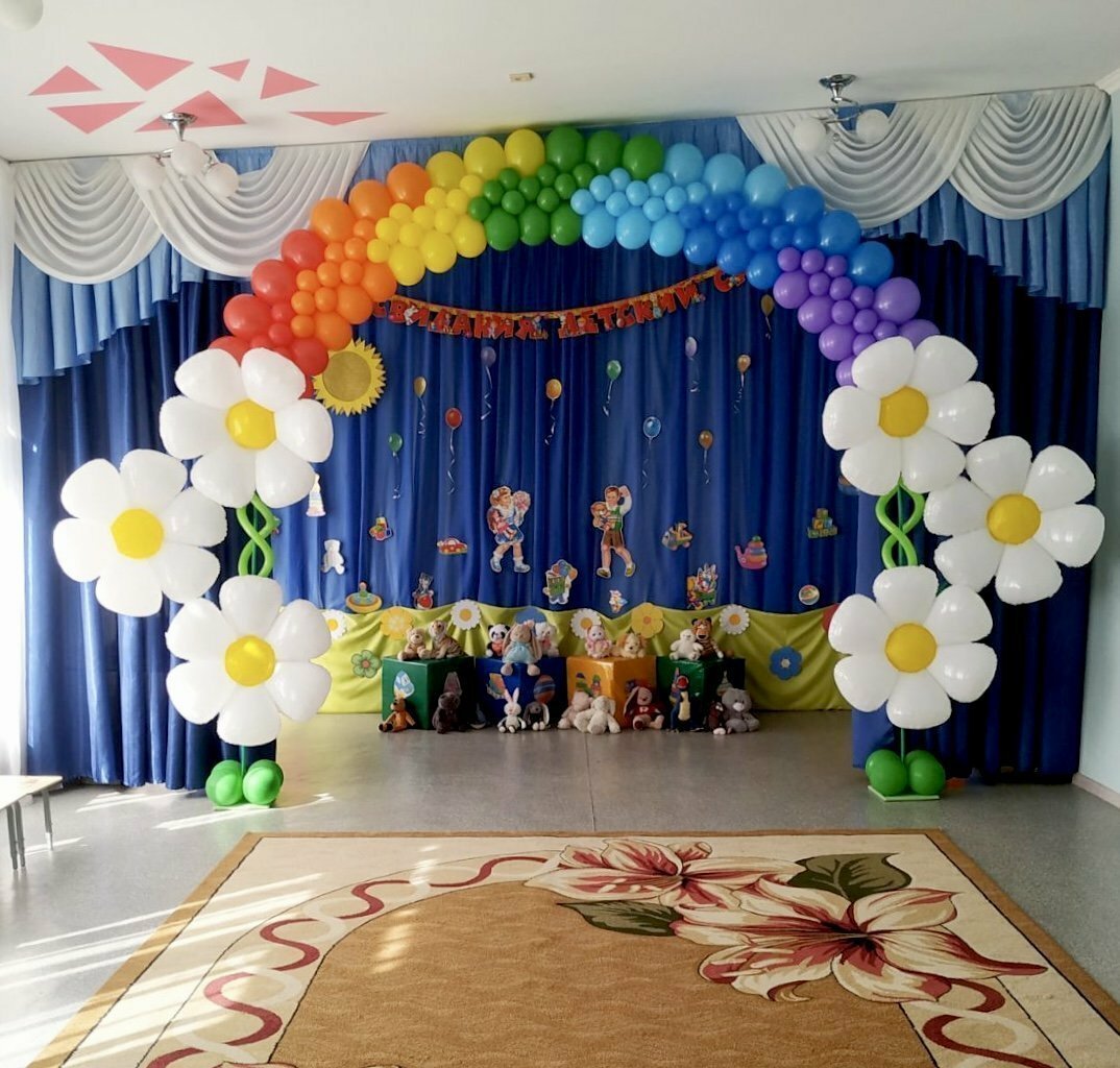 Радужная арка с ромашками из шаров